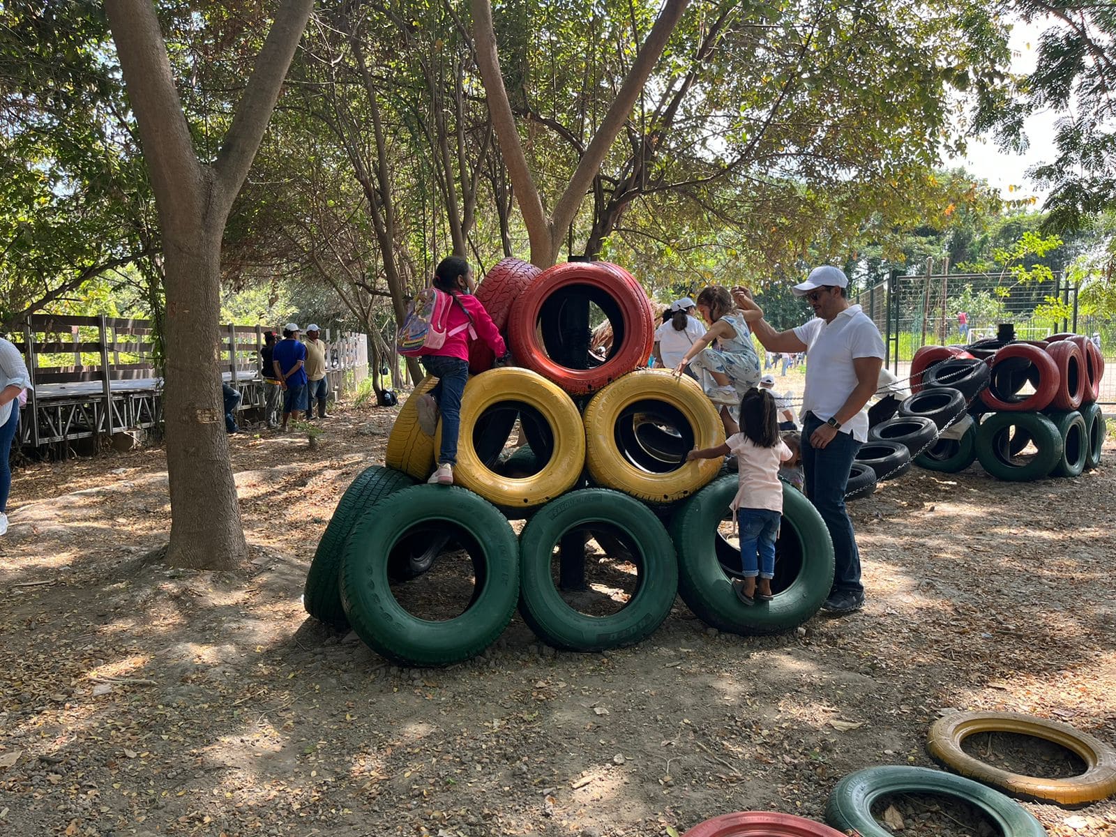 Sambito y Seginus, inauguran parque ecológico elaborado con neumáticos ...