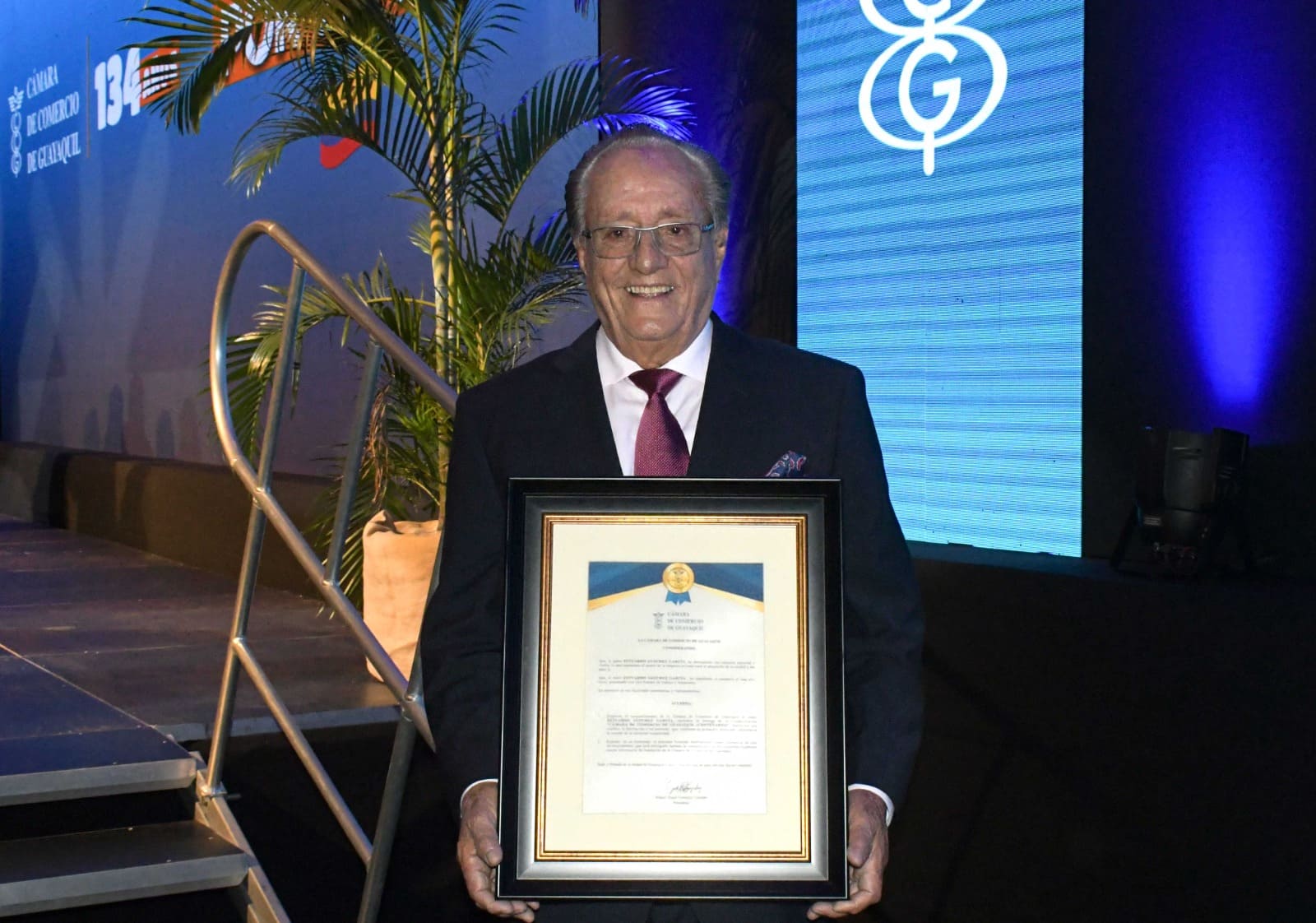 Don Estuardo Sánchez García, condecorado por la Cámara de Comercio de ...