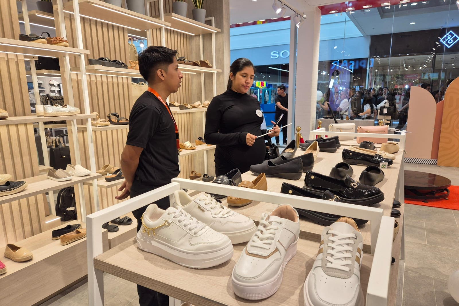 Empresa de calzado reaperturó su local en el Mall del Sol con ...